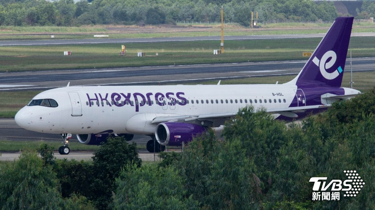 塔巴颱風影響！香港快運班機降落撞草坪「起落架冒煙」 跑道暫關│TVBS新聞網