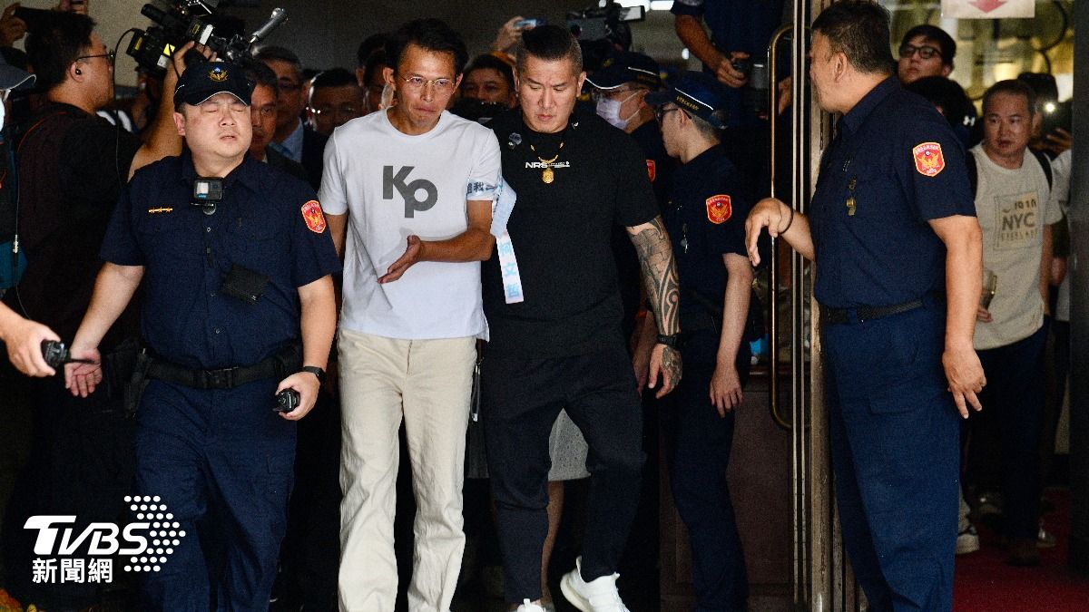 快訊／柯文哲獲釋！配戴電子腳鐐「換KP上衣」 陳佩琪微笑挽手│TVBS新聞網