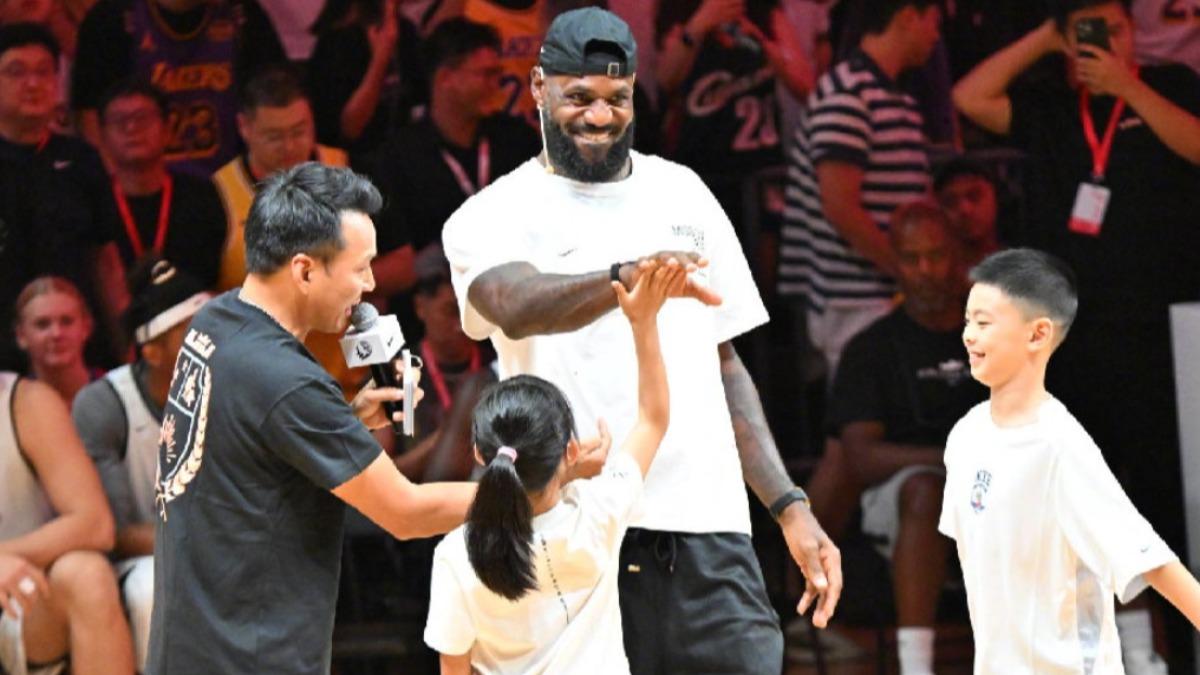 詹皇中國行又撰文刊登人民日報 預告NBA與中國爭端冰釋│TVBS新聞網