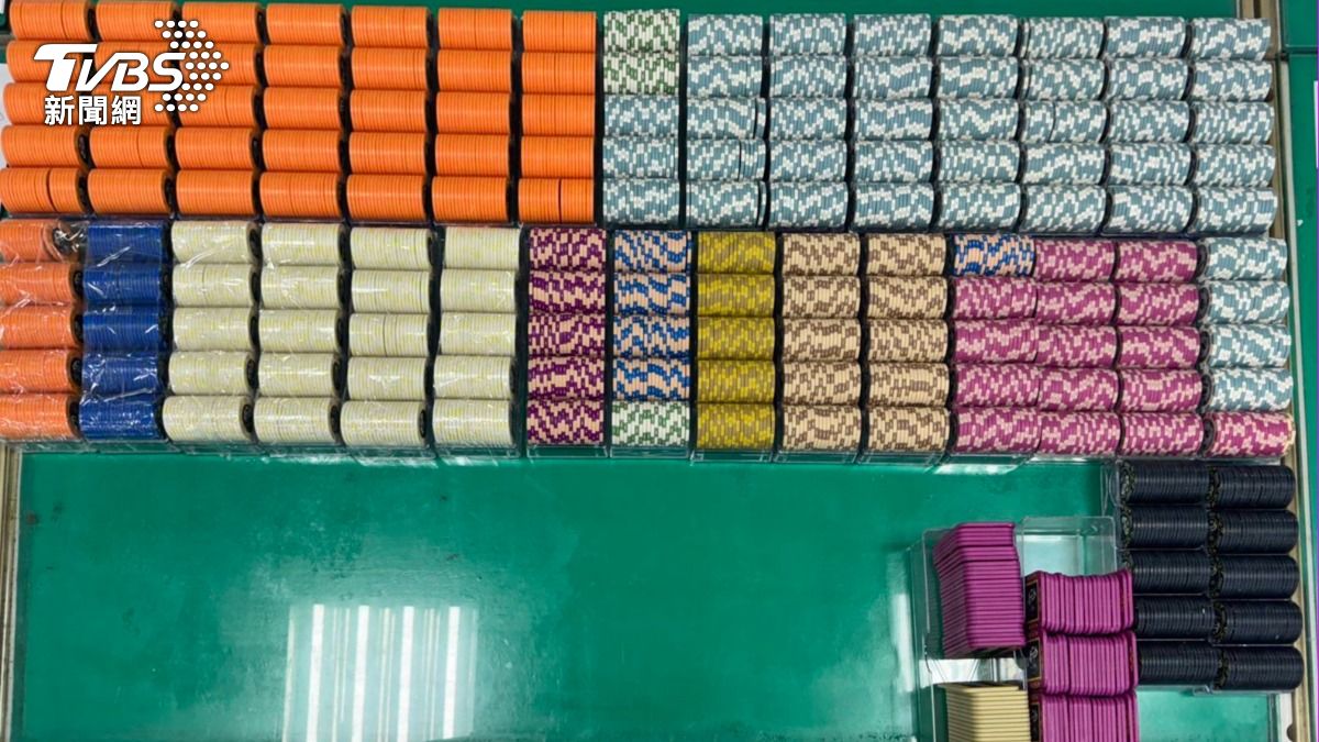 美女荷官發牌ing！台中警抄賭逮16人 賭客：這局怎算 │TVBS新聞網