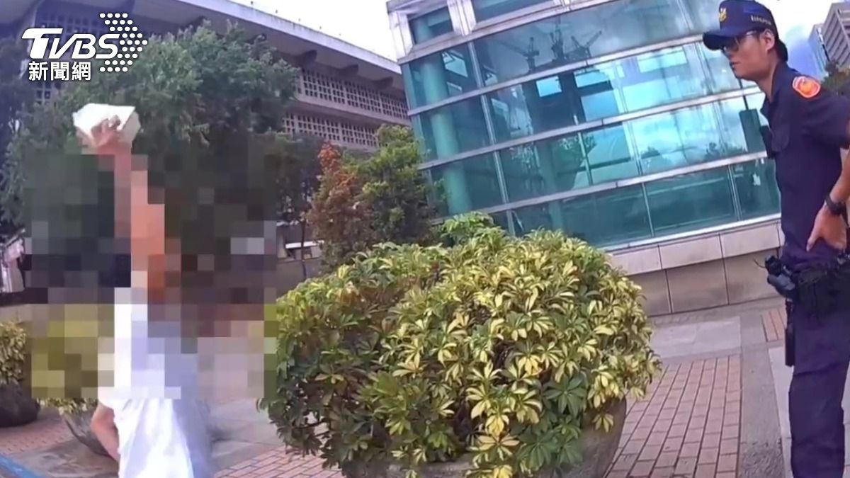 台北車站盤查街友查獲詐欺通緝犯 34歲男氣到摔飲料│TVBS新聞網