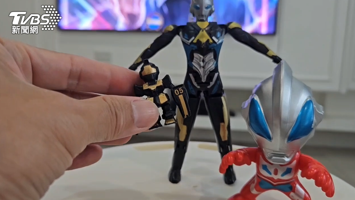 想變身？8歲童吃餅乾配電視 誤吞2cm「超人力霸王」│TVBS新聞網