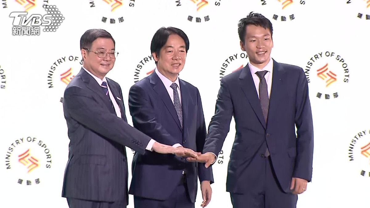 「金牌部長」李洋上任 運動部預算214億 林郁婷獻雕像祝福│TVBS新聞網