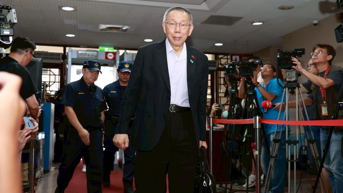 柯文哲著西裝、配戴「KP國旗徽章」出庭 小草狂喊：清清白白│TVBS新聞網