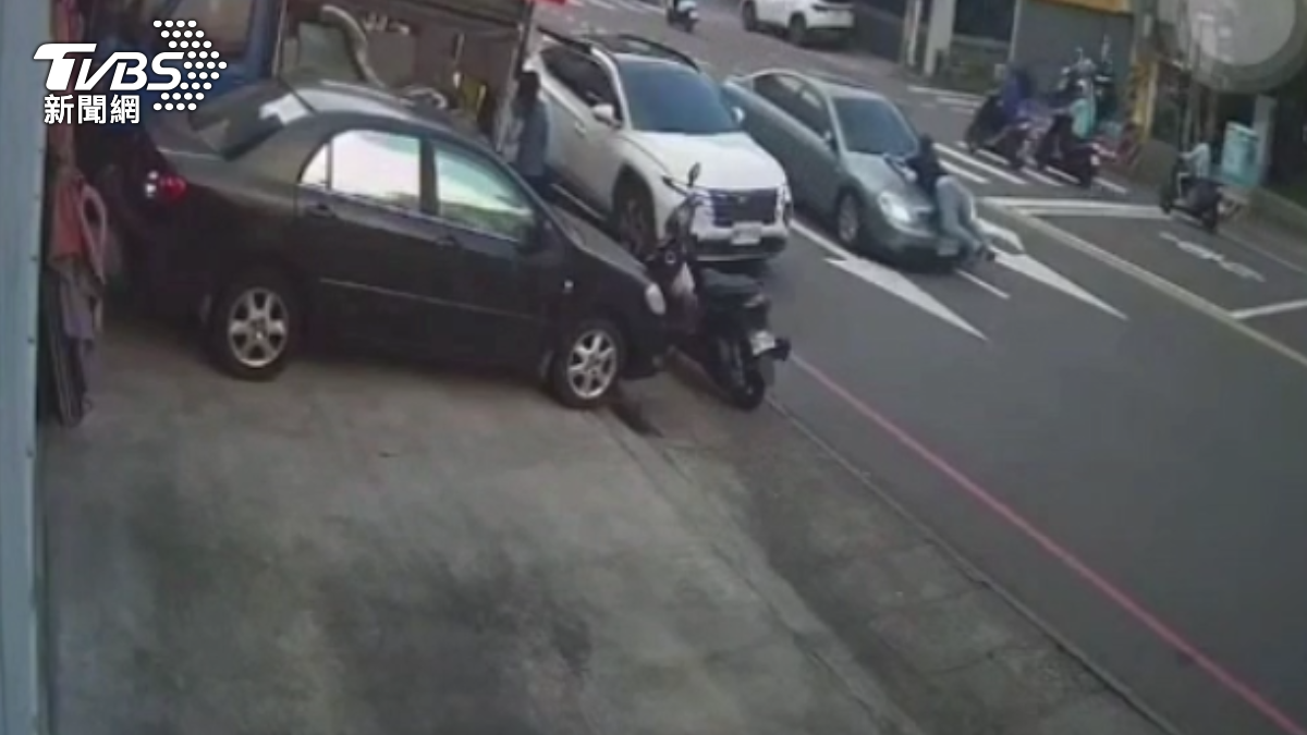 台中婦遭騙400萬！女兒怒約車手抓人「趴車追1公里」畫面曝│TVBS新聞網