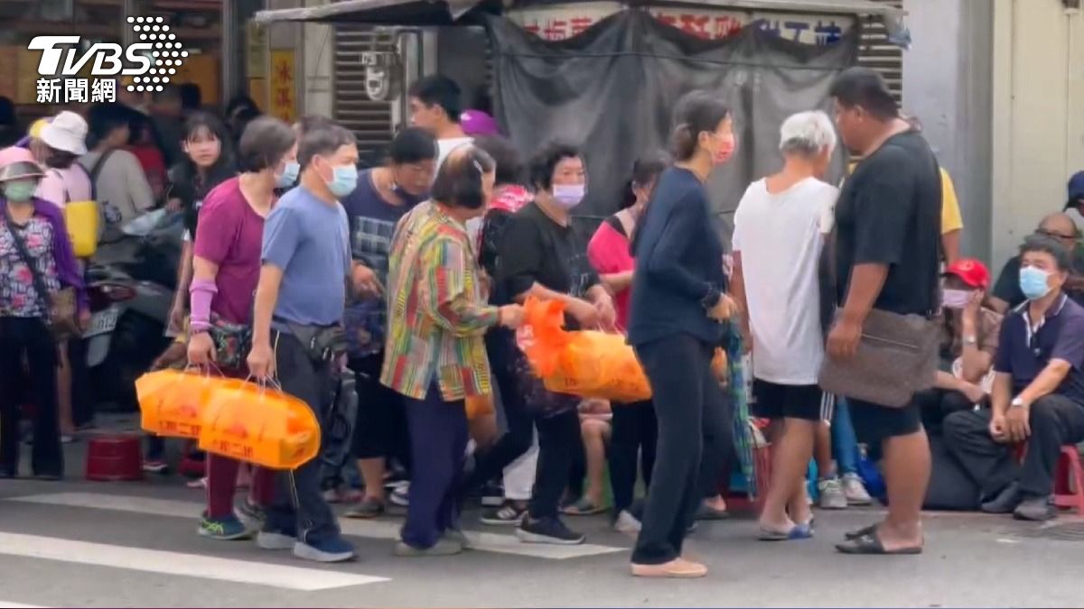 彰化蛋黃酥名店將「閉關19天」趕單 代購翻倍湧排隊人龍│TVBS新聞網