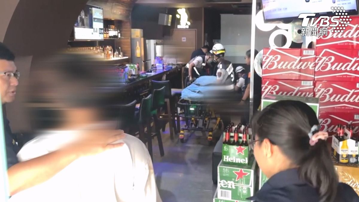 女店員拒絕出場！ 男醉客持辣椒水大鬧酒吧 遭酒瓶KO│TVBS新聞網