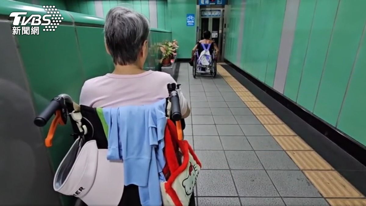 疑跟雇主上手扶梯！ 推輪椅摔落釀傷 看護挨告過失傷害│TVBS新聞網