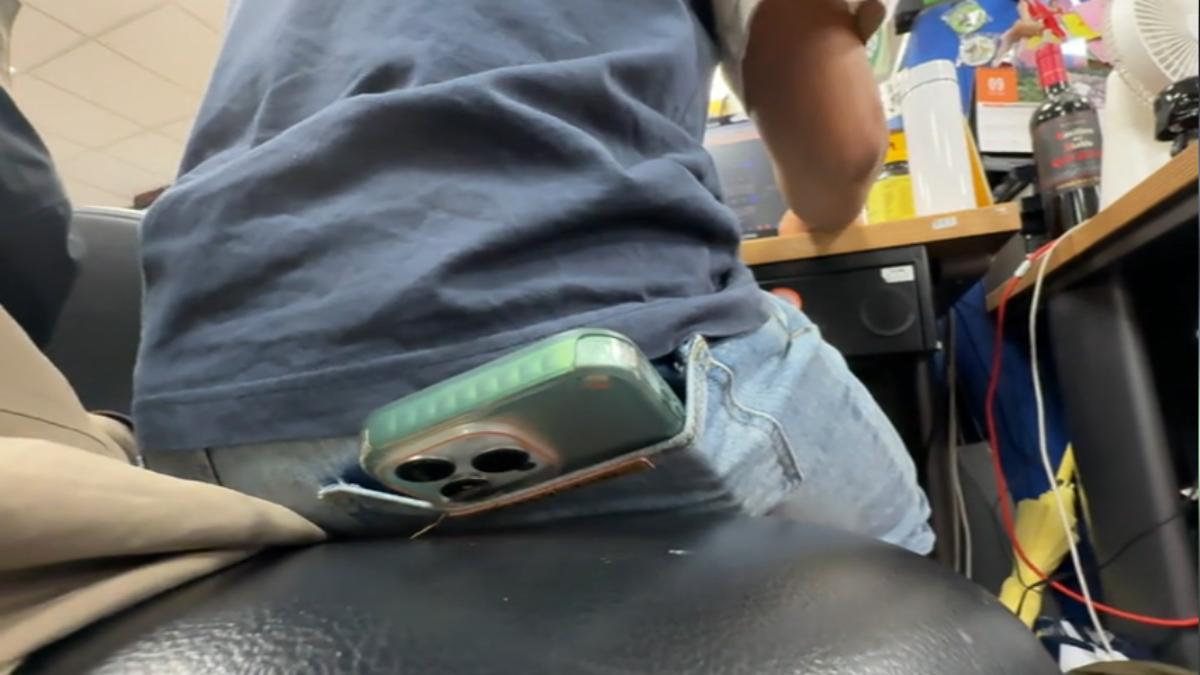 蘋果要你裸機！ iPhone17傳不能貼膜 貼了毀科技│TVBS新聞網