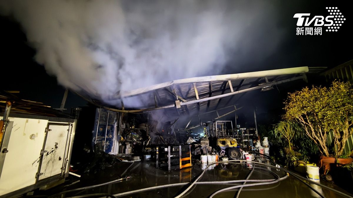 台南歸仁貨櫃屋暗夜炸火光 「烈焰沖天」狂燒1hr│TVBS新聞網