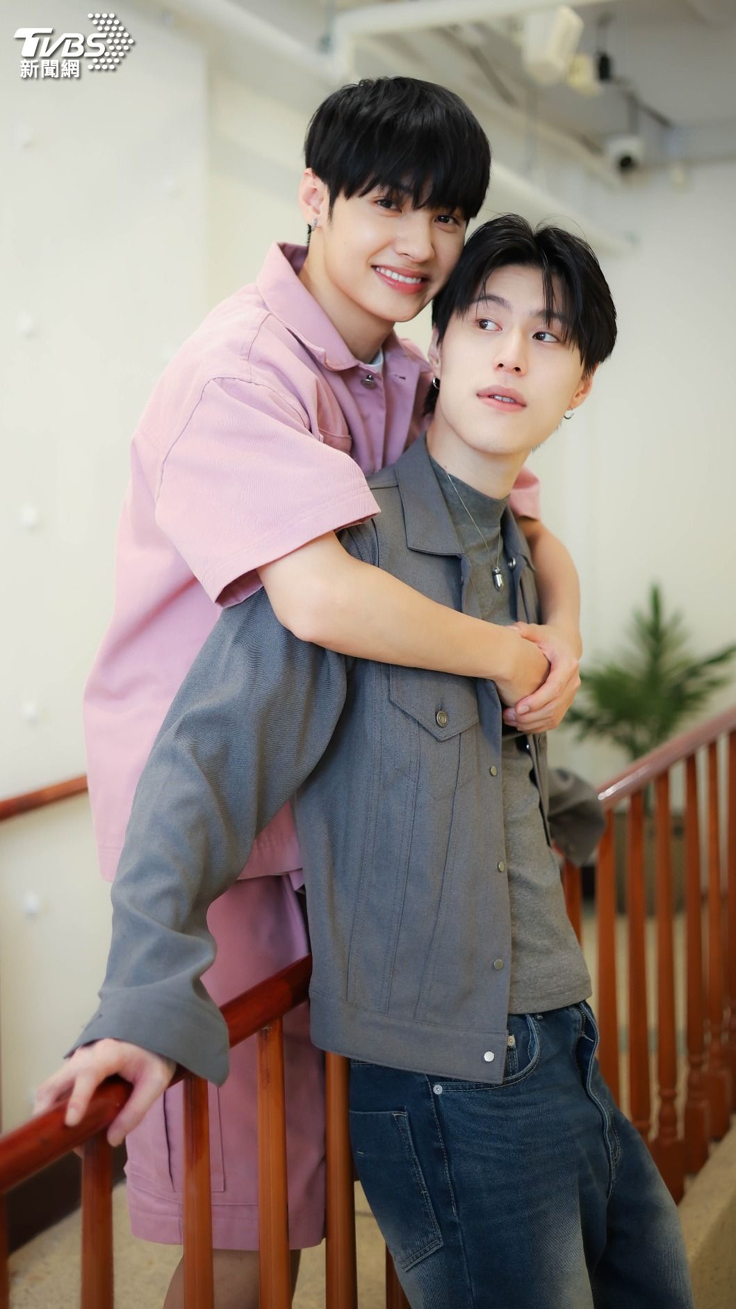 專訪／BUGVEL王君豪親密戲靠他帶領 激吻成晞腫成「迷唇姐」 │TVBS新聞網