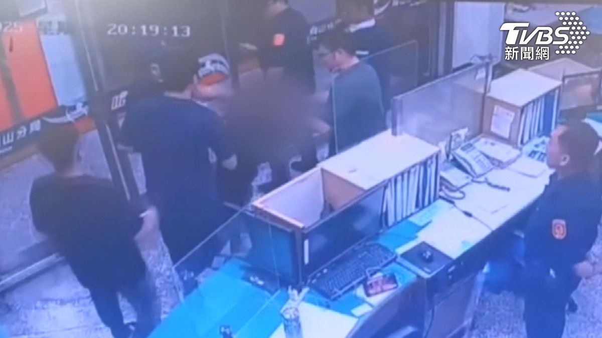 控警四打一！ 女PO網公審喊告 警打臉：她掛假車牌又打傷3警│TVBS新聞網