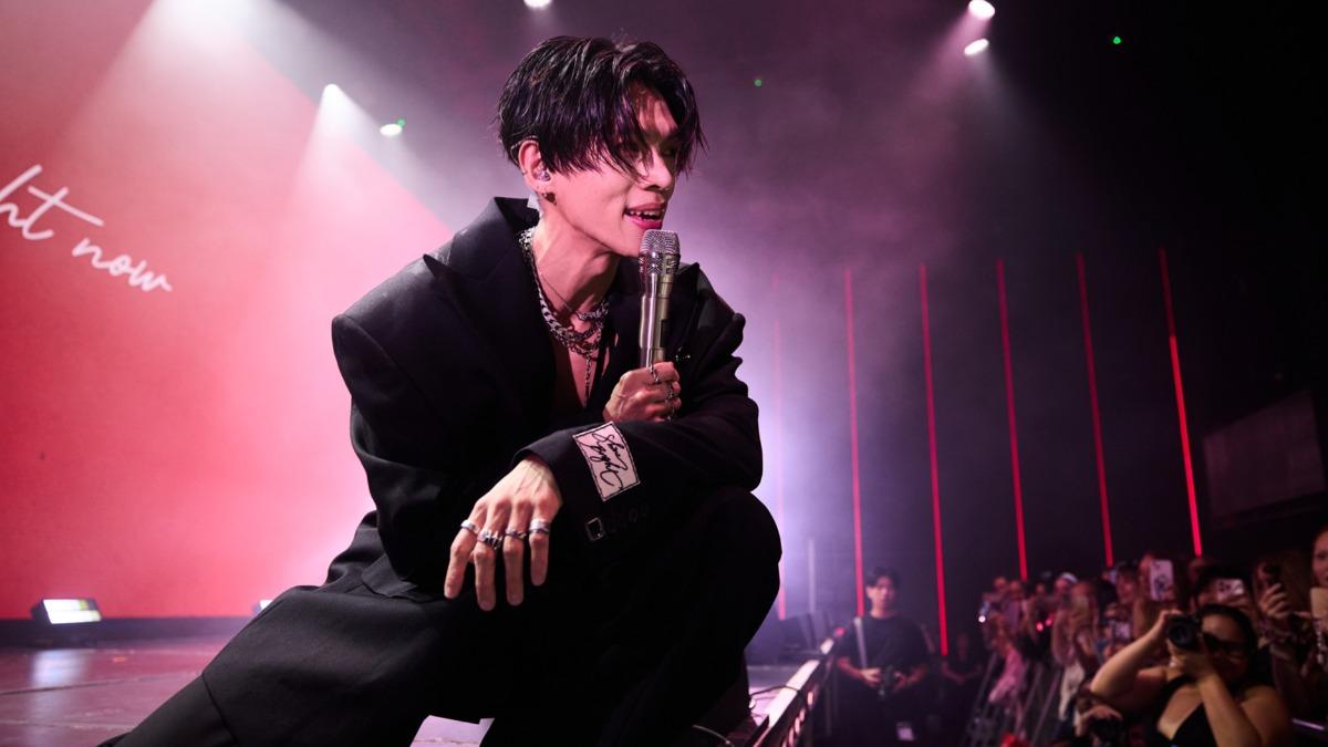 KIRE「情慾戰袍」肌肉全炸開 「坐爸爸大腿」害羞畫面曝光│TVBS新聞網