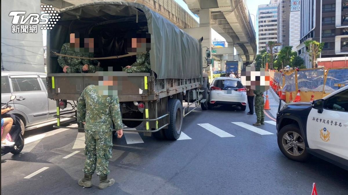 打靶完出車禍！軍卡擦撞轎車「11阿兵哥卡路中」尷尬畫面曝│TVBS新聞網
