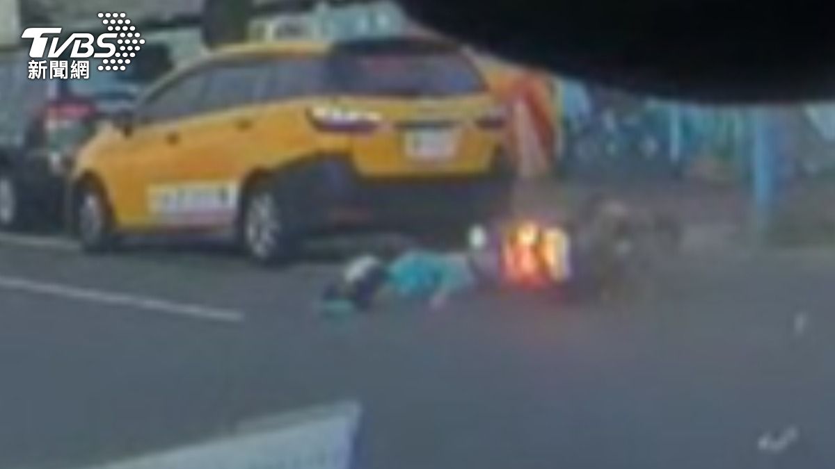 花蓮婦人清晨買菜遭警車撞飛 滑入車底「一度OHCA」│TVBS新聞網