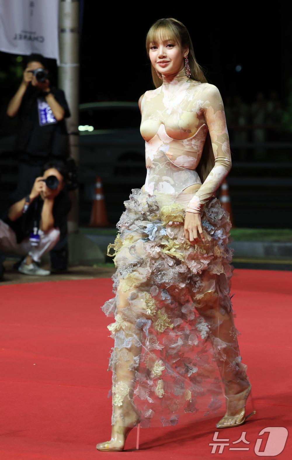 釜山影展紅毯圖輯／Lisa貼身肉色衣勾出南半球 坂口健太郎醜聞後首現身│TVBS新聞網