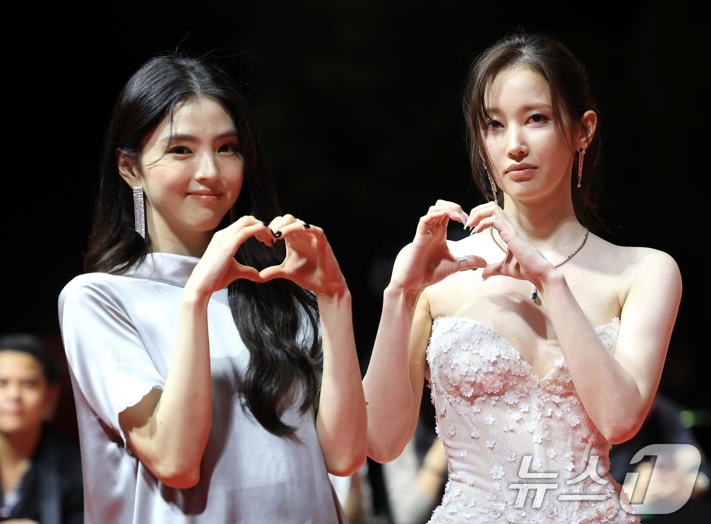 釜山影展紅毯圖輯／Lisa貼身肉色衣勾出南半球 坂口健太郎醜聞後首現身│TVBS新聞網