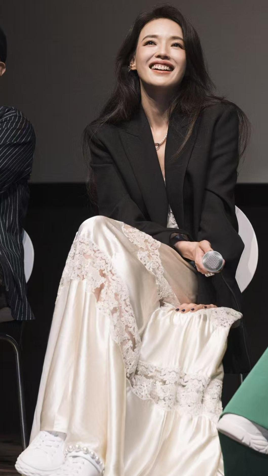 釜山影展／舒淇同框李心潔美成這樣！被稱「傳奇演員」大笑回應│TVBS新聞網