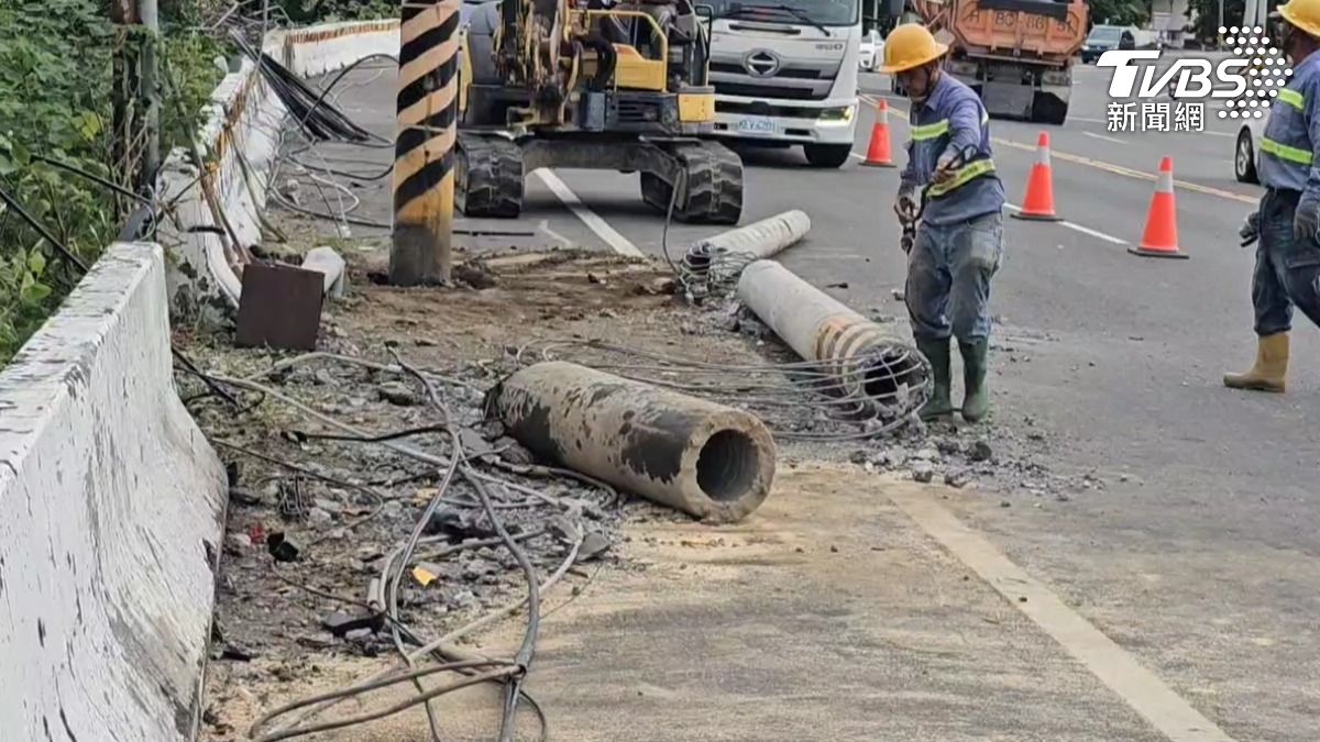 誇張！疑過彎車速過快 電桿被撞斷三截 車子全毀人重傷│TVBS新聞網
