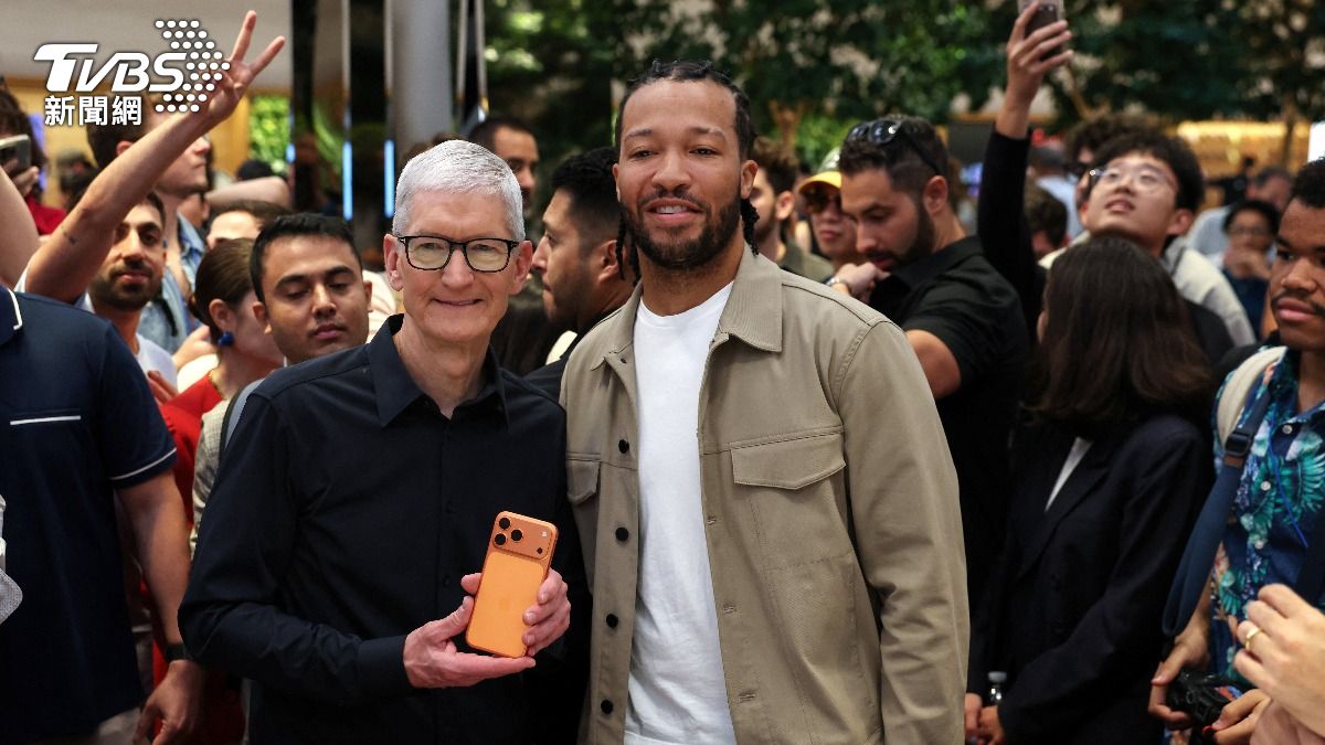 果粉排8小時「搶頭香」! 庫克親自迎接 iPhone17紐約開賣│TVBS新聞網