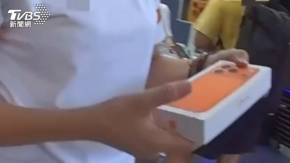 撿到寶？拾荒婦撿到全新iPhone 17 Pro 店員急喊：丟錯了啦│TVBS新聞網