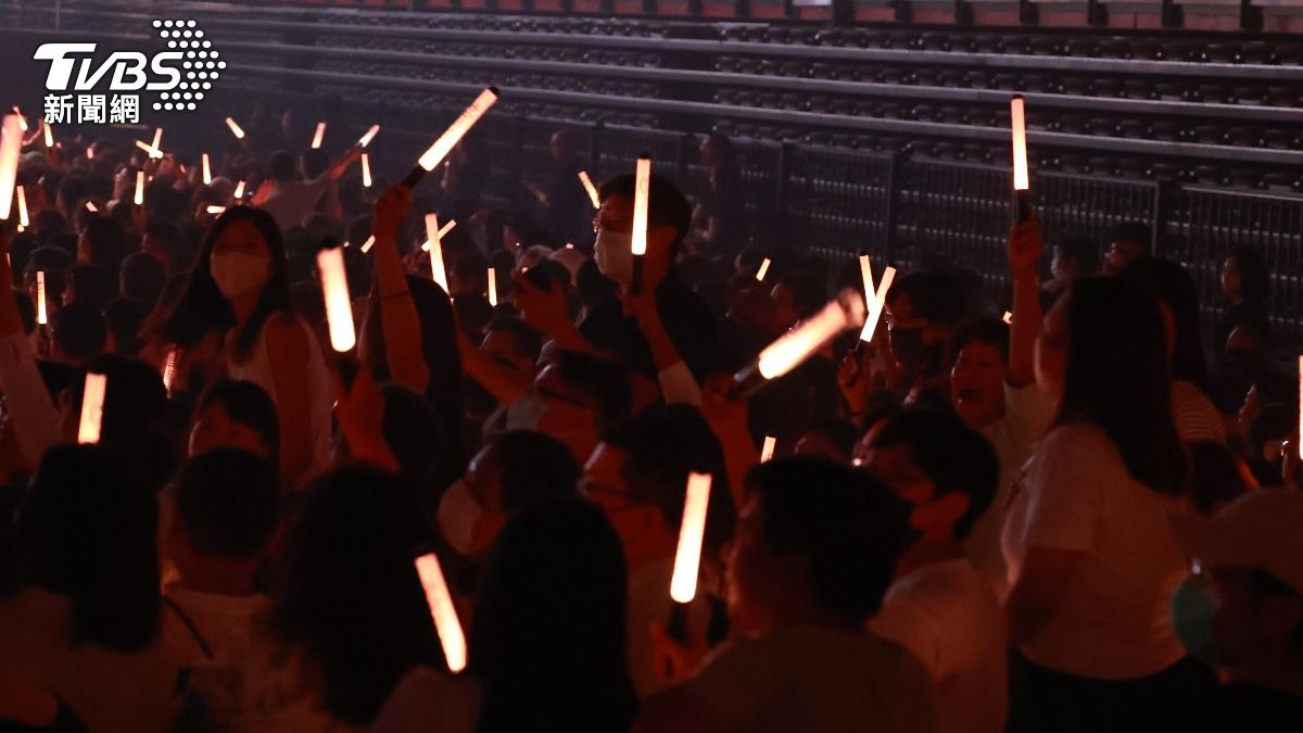 快訊／周華健攻蛋「第1首就出事」歌迷狂比X 他急喊：我們再來一次│TVBS新聞網