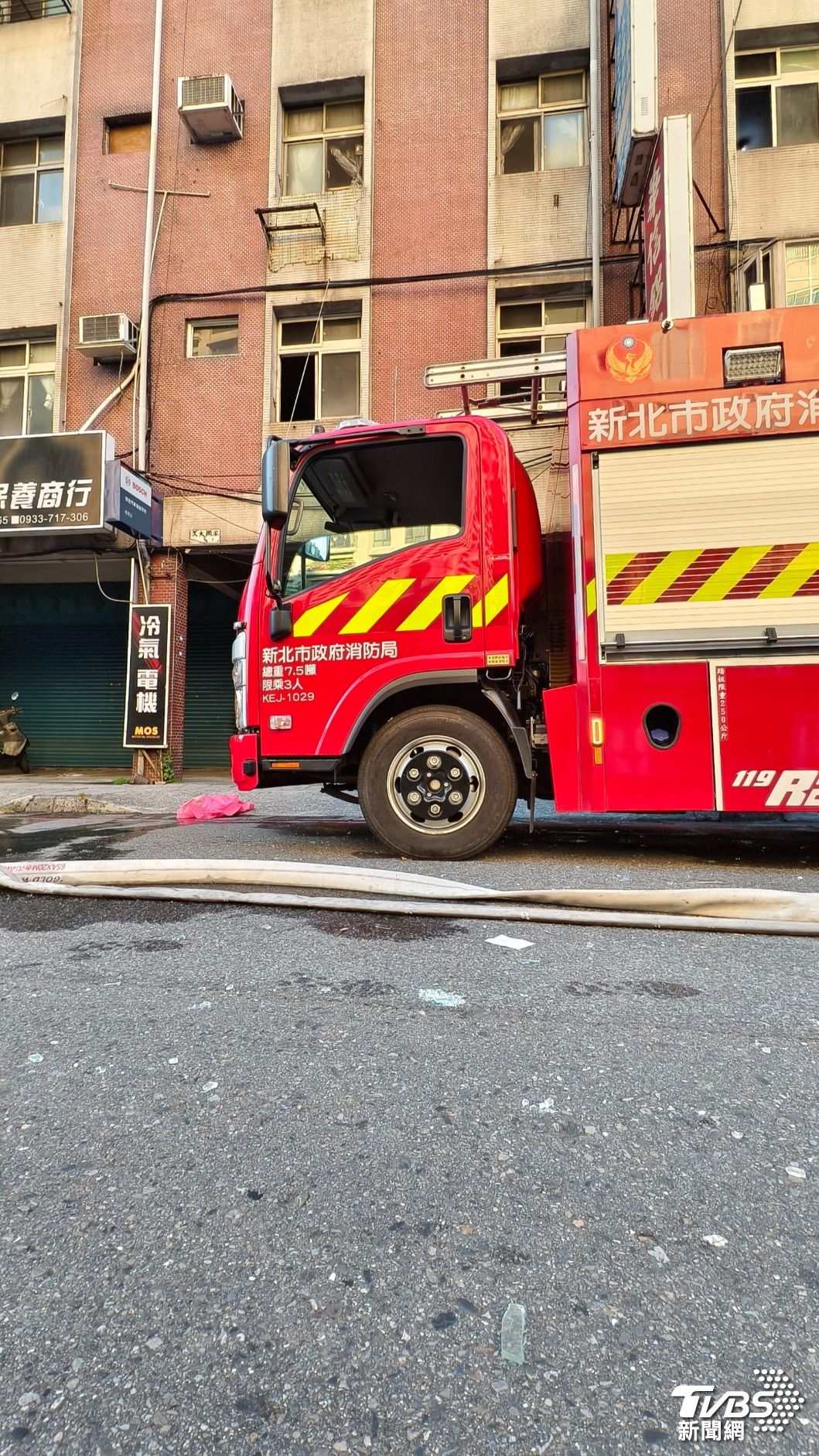 整棟樓在晃！新店清晨瓦斯桶「氣爆」 1男全身燒燙傷OHCA│TVBS新聞網