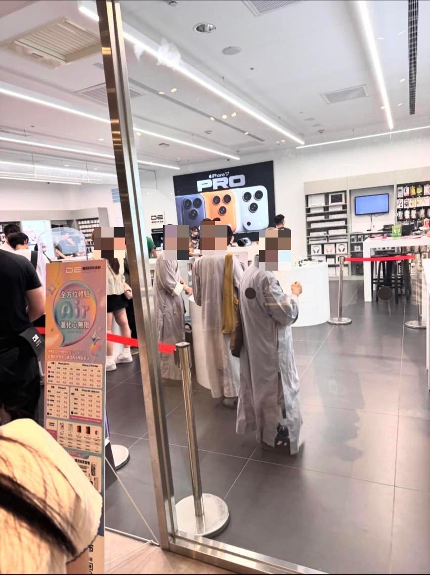 iPhone17首賣見出家人 網笑「特地下山普『哀』眾生」│TVBS新聞網