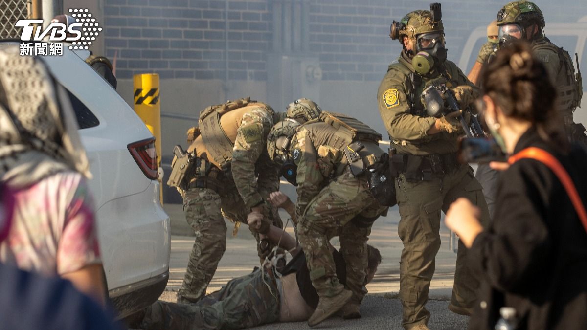 ICE執法暴力！ 10歲童生日見父母被抓 金髮女抗議竟遭推倒│TVBS新聞網