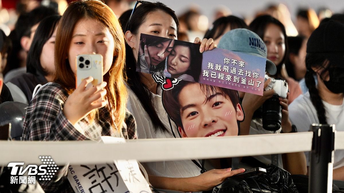 現場直擊／韓國粉絲應援手幅藏告白！許光漢「最愛娃聚會」網笑翻│TVBS新聞網