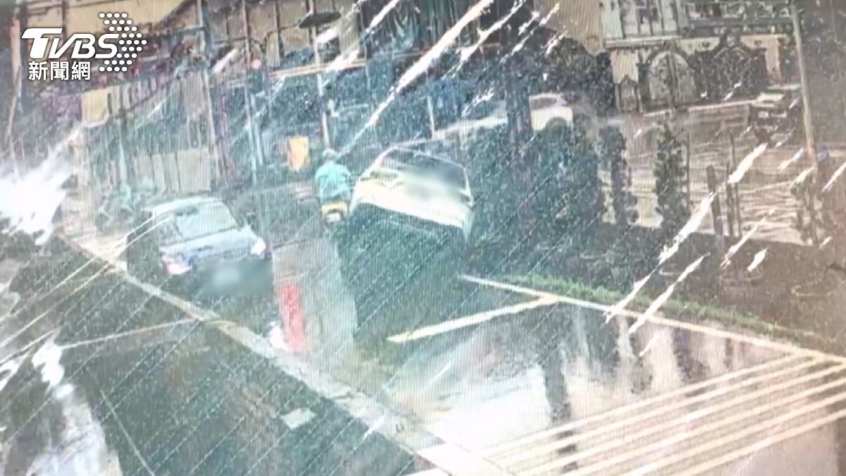 虧大了！ 讓車竟「開進水溝」翹孤輪困2hrs 還挨罰900元│TVBS新聞網