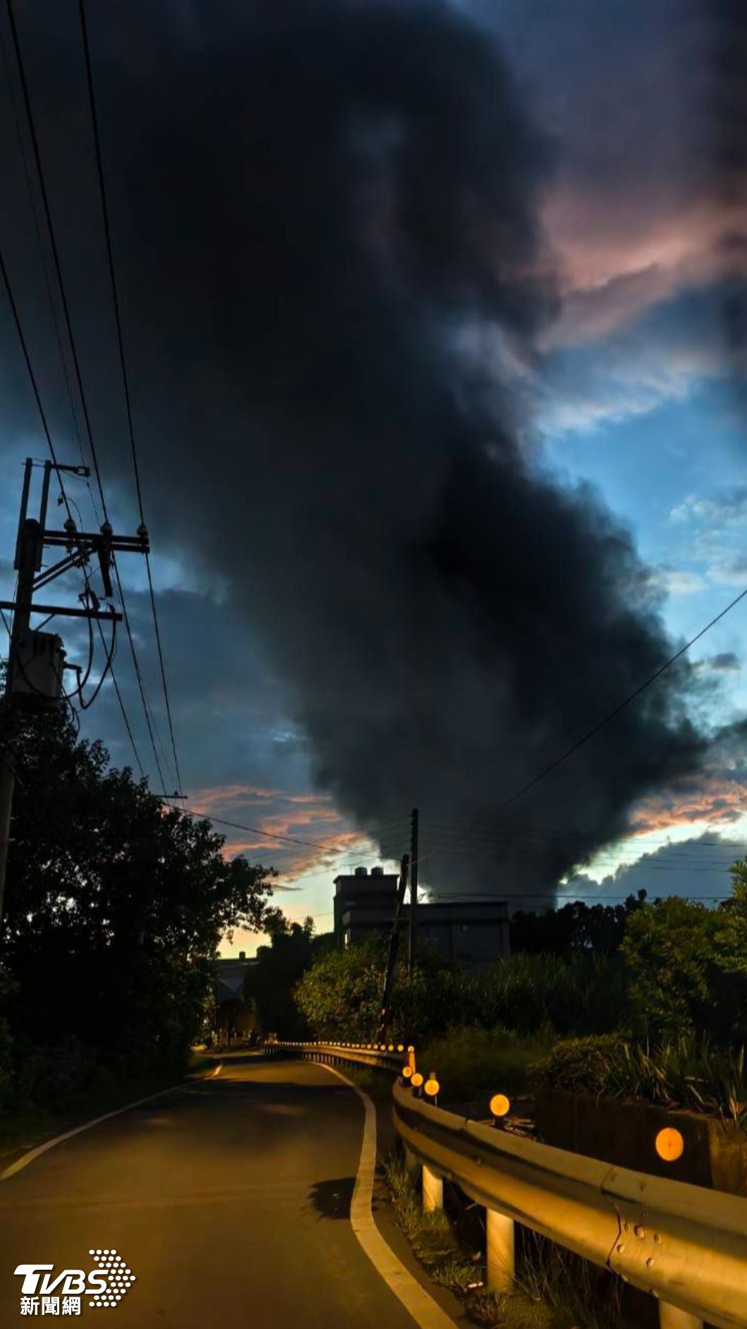 濃煙竄天！新北樹林連棟鐵皮工廠「大火狂燒」 105名警消搶救中│TVBS新聞網