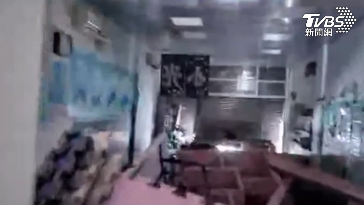 光復高職成汪洋！校車全泡水 課輔班「水暴漲淹到肩膀」│TVBS新聞網