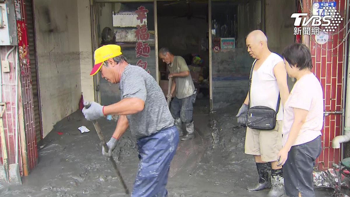 洪水突襲僅1分鐘水淹胸口！花蓮光復鄉麵包店「250萬商品報銷」│TVBS新聞網