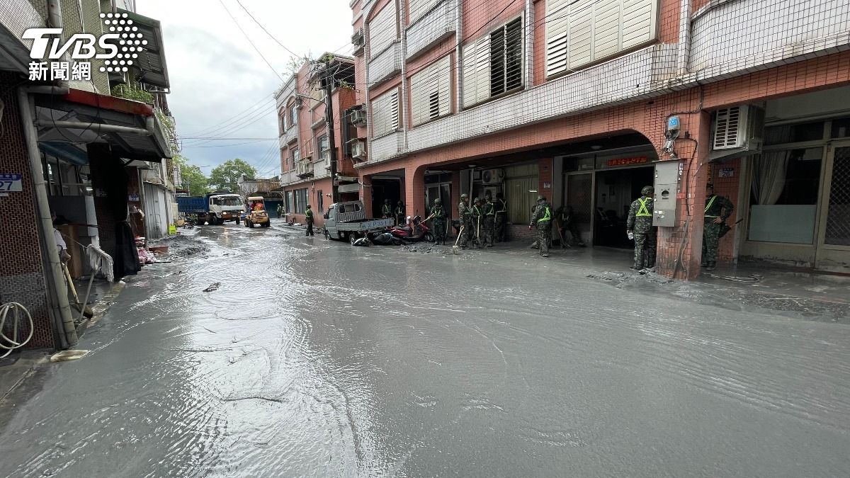 花蓮15死徐榛蔚赴殯儀館慰問 罹難者家屬悲痛：沒人通知撤離│TVBS新聞網