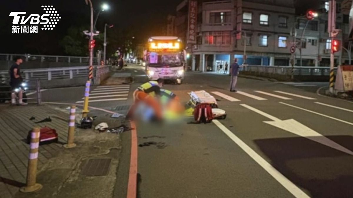 聯大兩學生疑闖紅燈遭客運撞飛！機車卡車底2人不治│TVBS新聞網