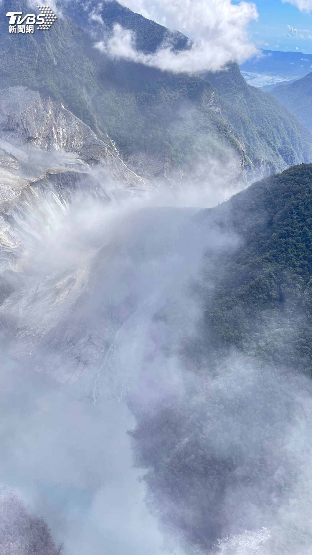 堰塞湖溢流量遠超過預期 恐怖洪水把壩體削成V型空拍畫面曝│TVBS新聞網
