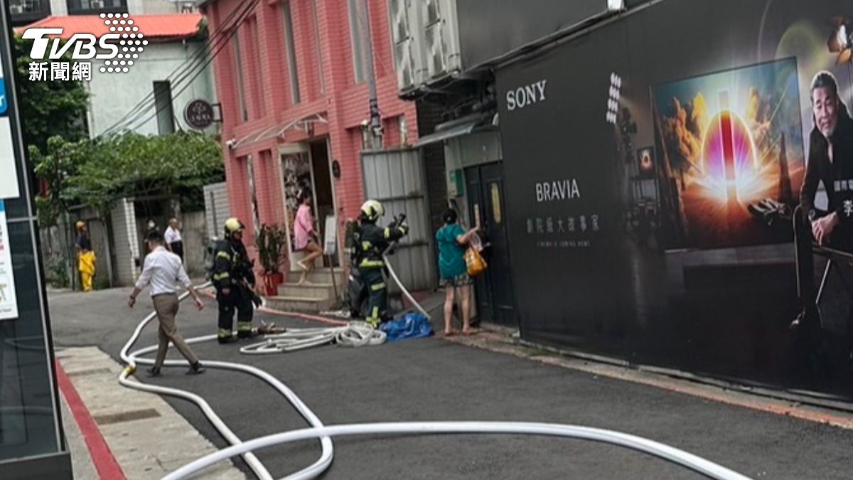 快訊／西門町中華路火警 濃煙遮蔽天空雲梯車搶救│TVBS新聞網
