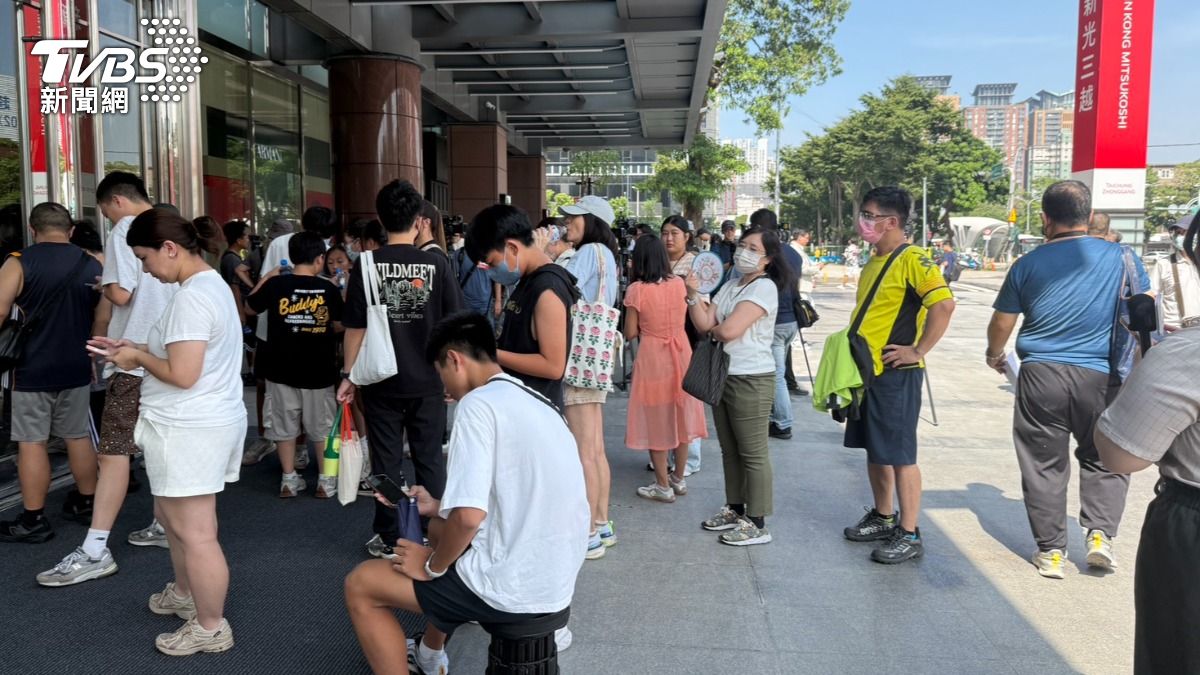 快訊／7個月休館！台中新光三越今重新開幕 一早湧排隊人潮│TVBS新聞網