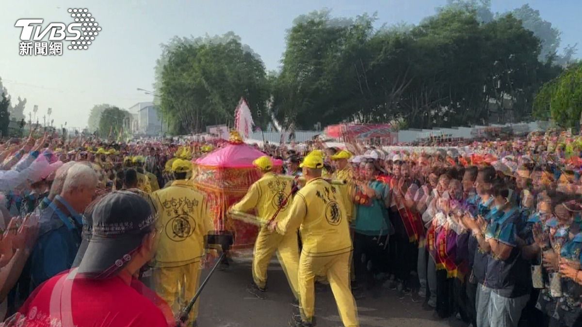 白沙屯媽祖三媽蒞臨南投 萬人跪地虔誠「鑽轎腳」祈平安│TVBS新聞網