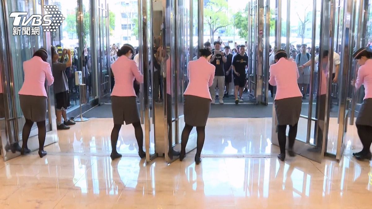 台中新光三越重新開幕！226天後「店王」榮耀回歸 民眾清晨4點半排隊等待│TVBS新聞網