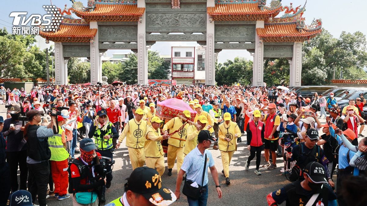 白沙屯媽祖粉紅超跑再來！「三神贊境」信徒感動、擠爆南投│TVBS新聞網