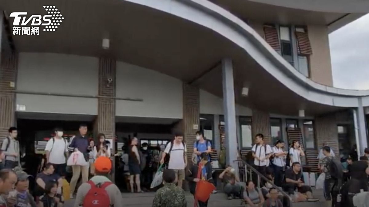 「鏟子超人」再+1！萬秀金孫刷到車票直奔光復 高喊：能幫多少是多少│TVBS新聞網