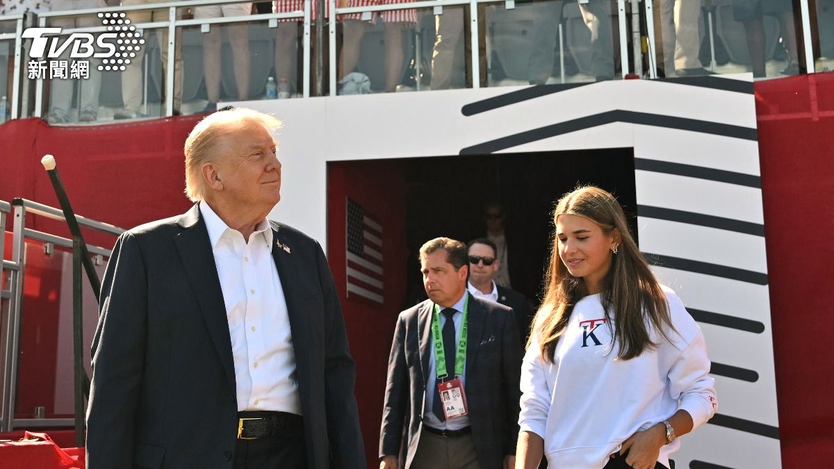 遺傳賺錢DNA!陪阿公出席萊德盃 川普孫女秀個人品牌運動衫│TVBS新聞網