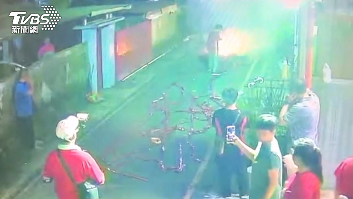 遶境鞭炮狂炸！ 住戶控：孩嚇哭.車損傷 廟方：信眾放的炮│TVBS新聞網