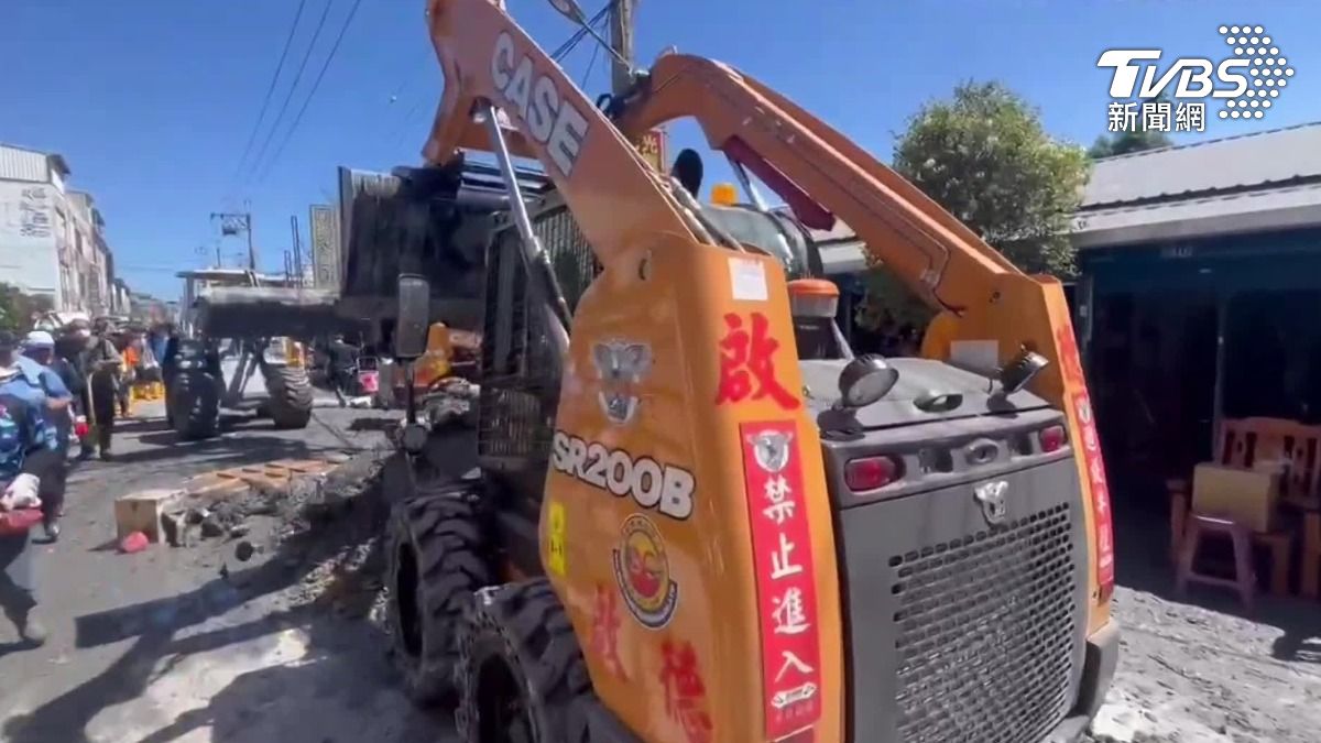 吊車大王出手了！小山貓清災「1抵200人」 罹難者家屬撫恤│TVBS新聞網
