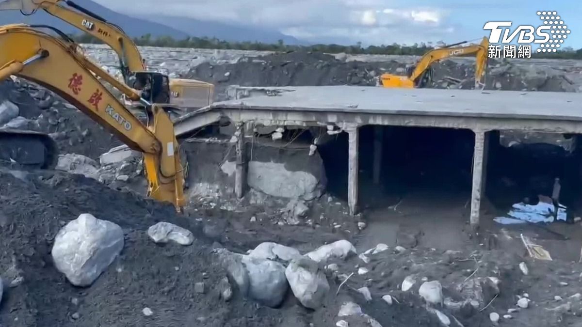 吊車大王出手了！小山貓清災「1抵200人」 罹難者家屬撫恤│TVBS新聞網