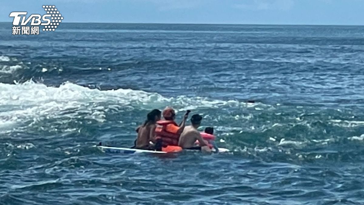連假驚魂！15浮潛客遭離岸流捲走 沙拉灣瀑布男大生溺斃│TVBS新聞網