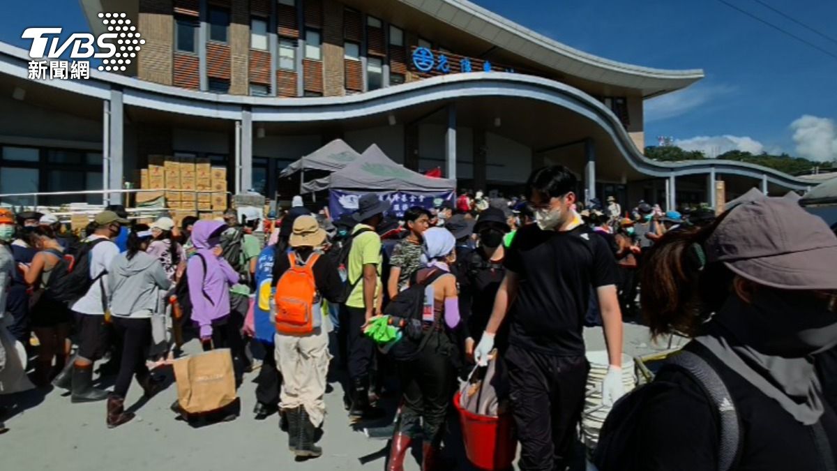 花蓮未供接駁車、三餐住宿 網友稱「不讓人救災」引一片罵聲│TVBS新聞網