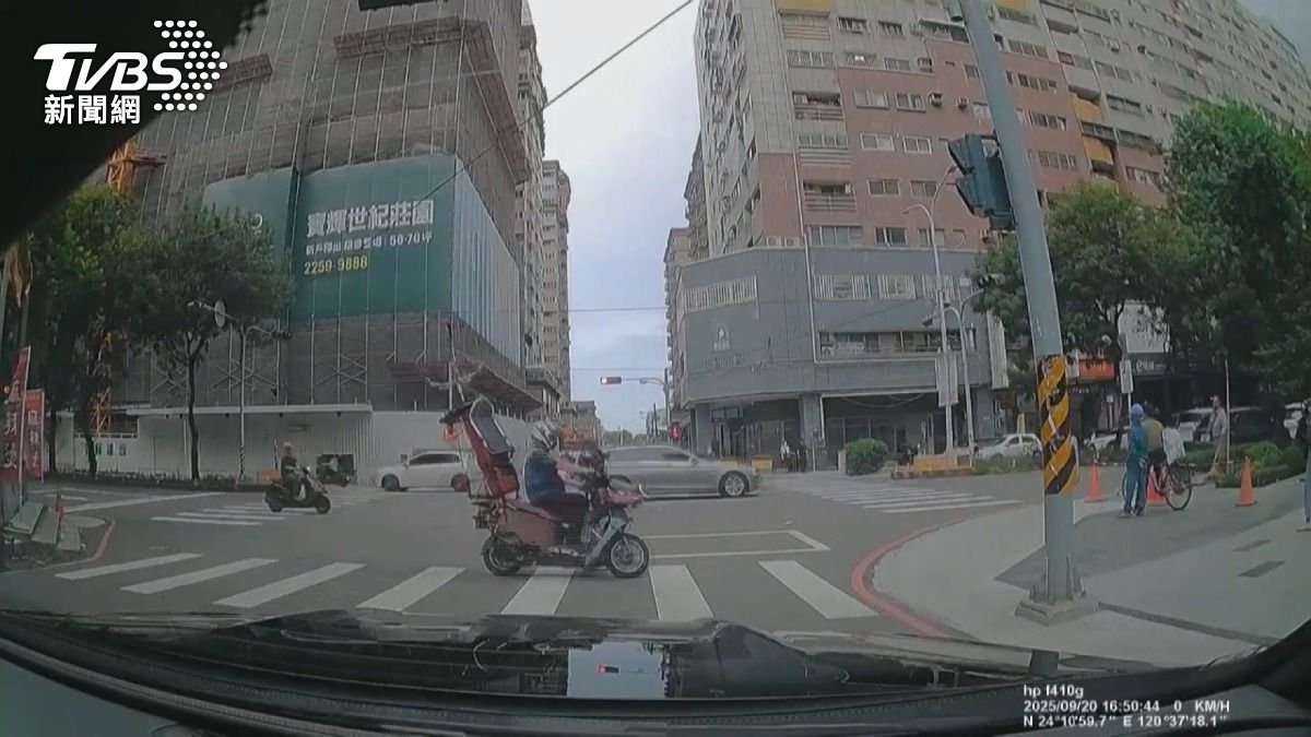 太多啦！騎士後座綁椅 沙發 警：最高罰600元│TVBS新聞網